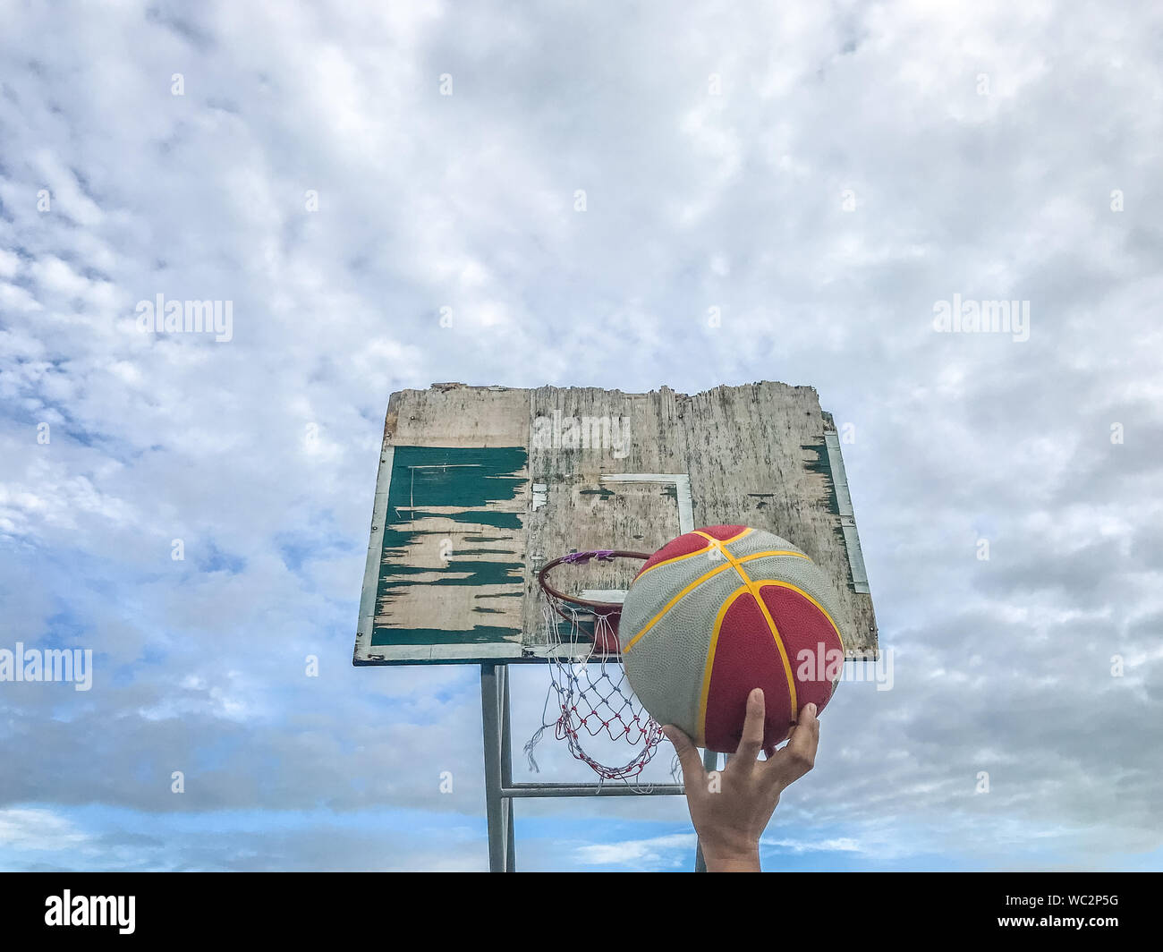 Basketball hoop hand hi-res stock photography and images - Alamy