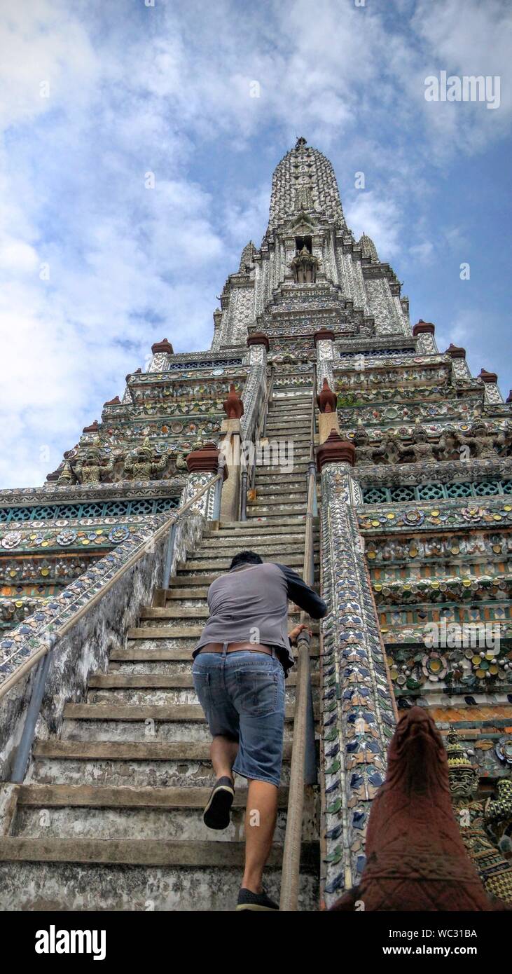 Bangkok temple steps hi-res stock photography and images - Alamy