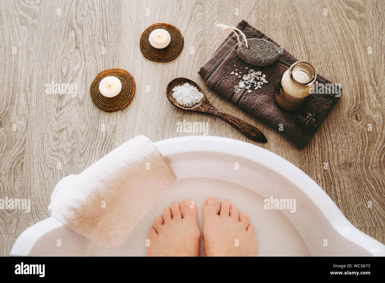 Feet toes bath hi-res stock photography and images - Alamy