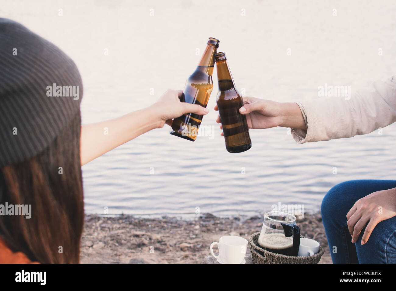 Hand holding two bottles beer hi-res stock photography and images - Alamy