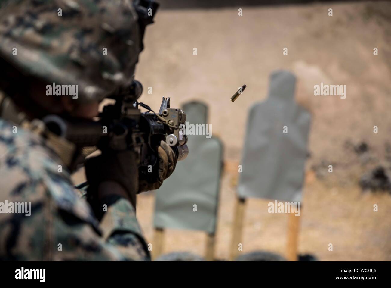 Weapons handling hi-res stock photography and images - Alamy