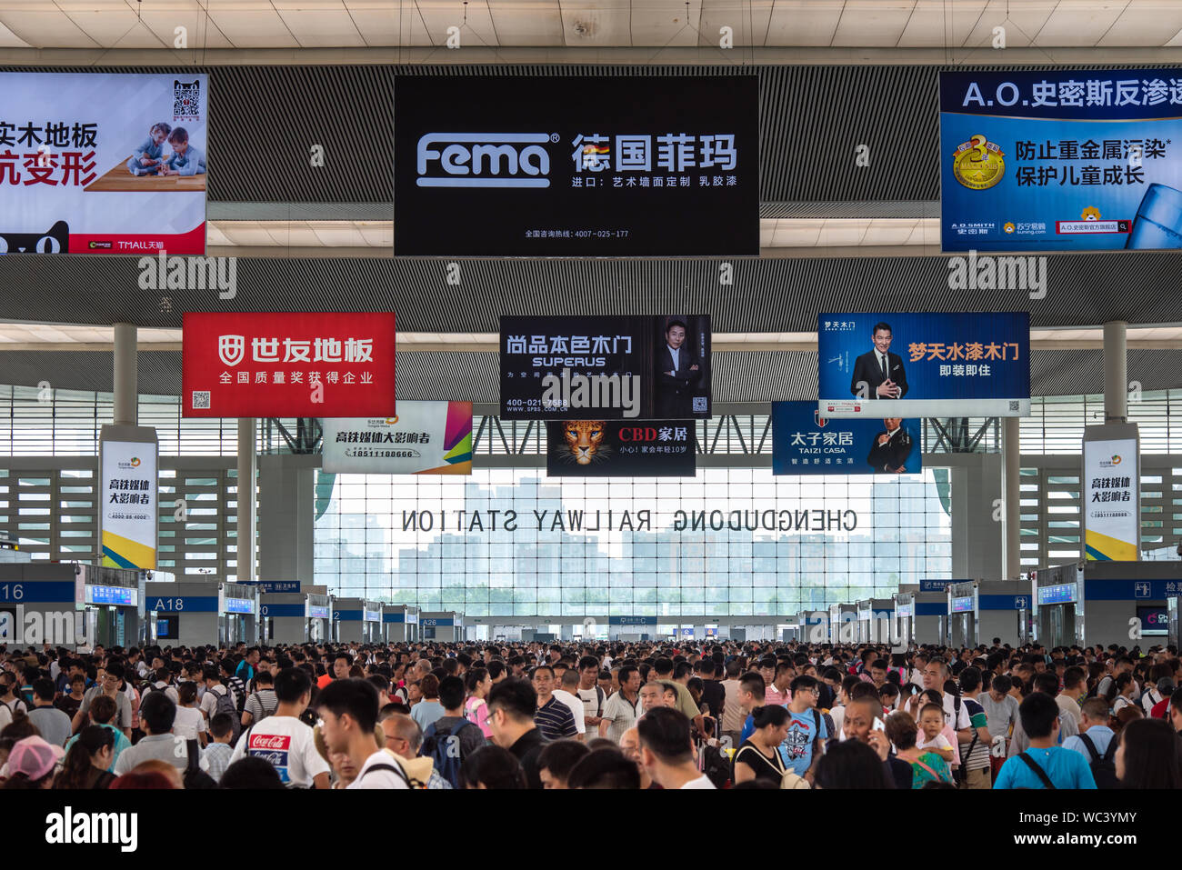 Overcrowded train hi-res stock photography and images - Alamy