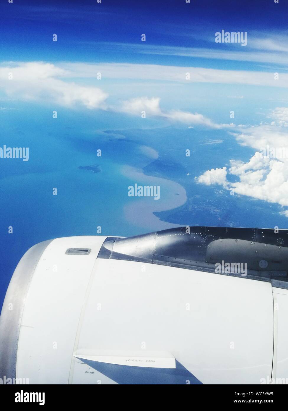 Airplane flying close up hi-res stock photography and images - Alamy