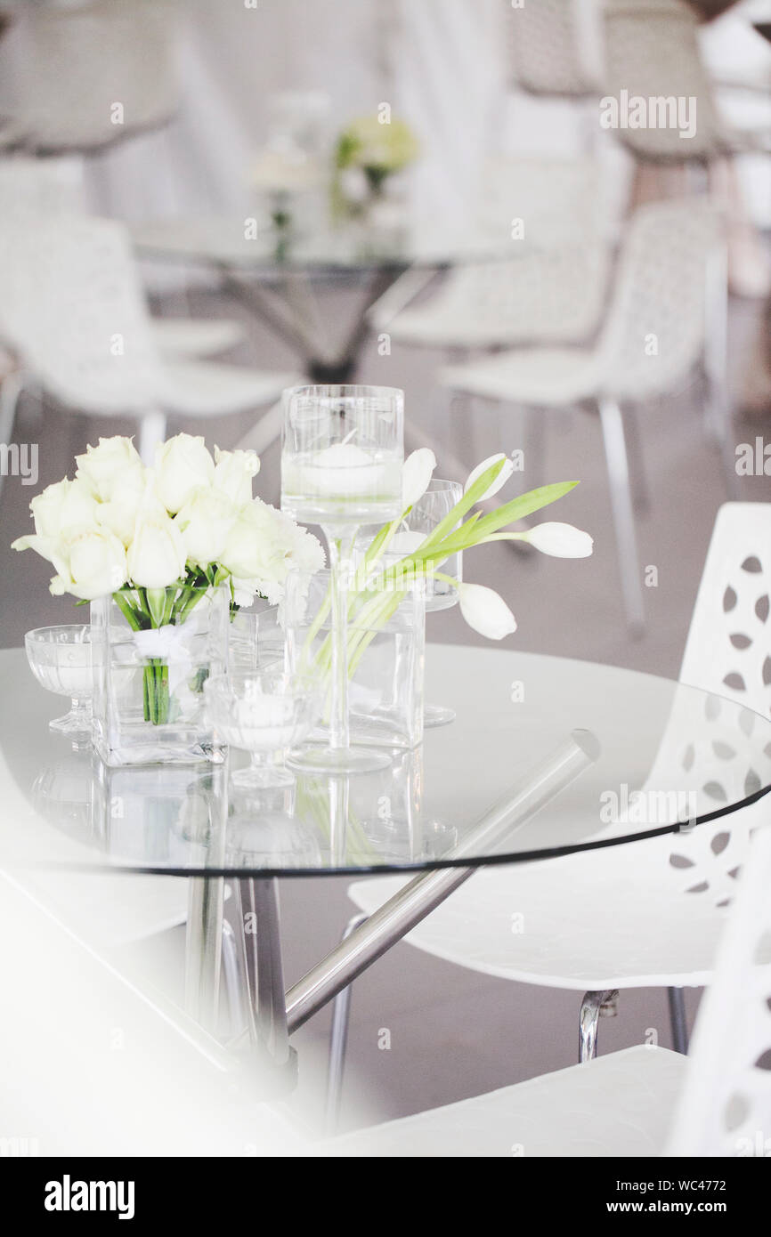 Restaurant table flower hi-res stock photography and images - Alamy