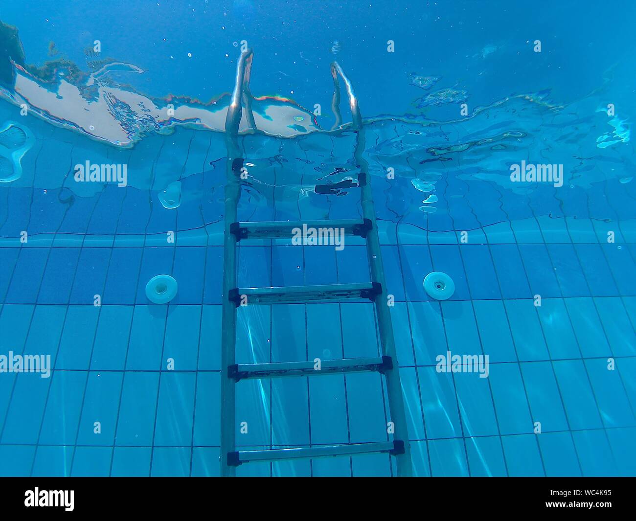Underwater pool view ladder hi-res stock photography and images - Alamy