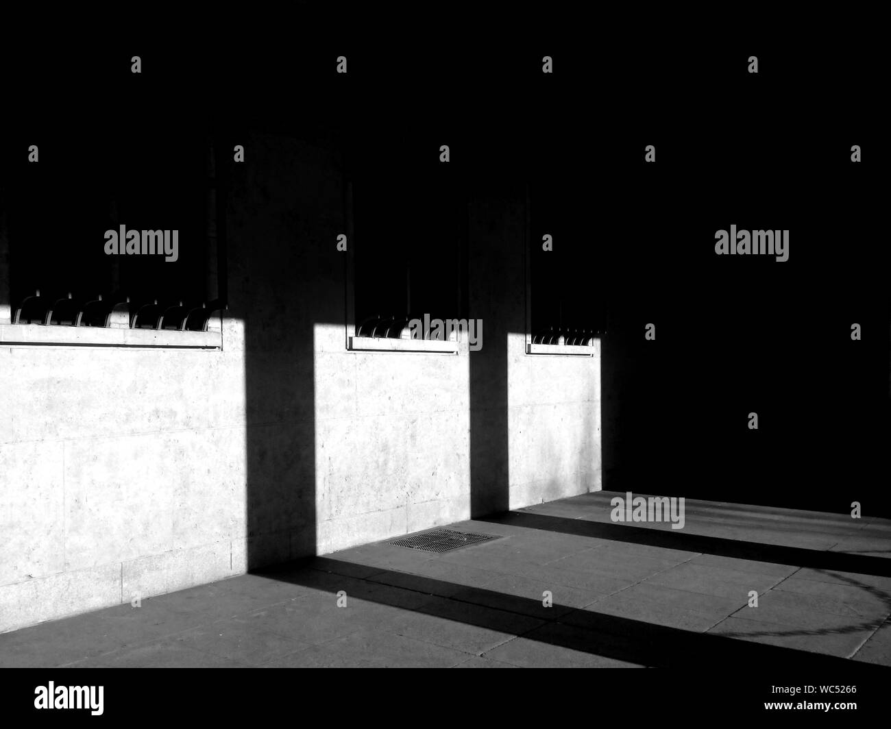 Empty airplane hanger hi-res stock photography and images - Alamy