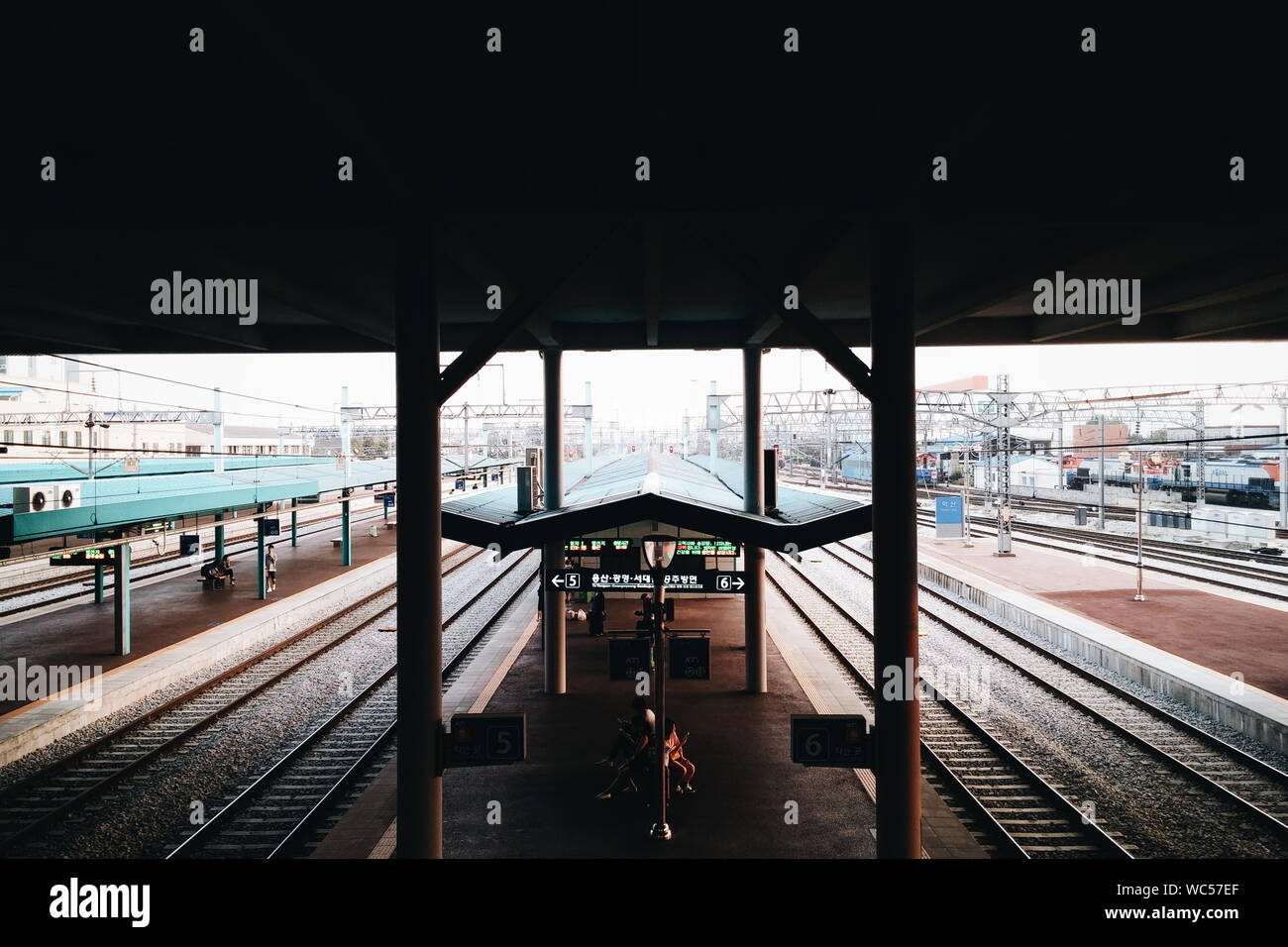 Platform bridge hi-res stock photography and images - Alamy