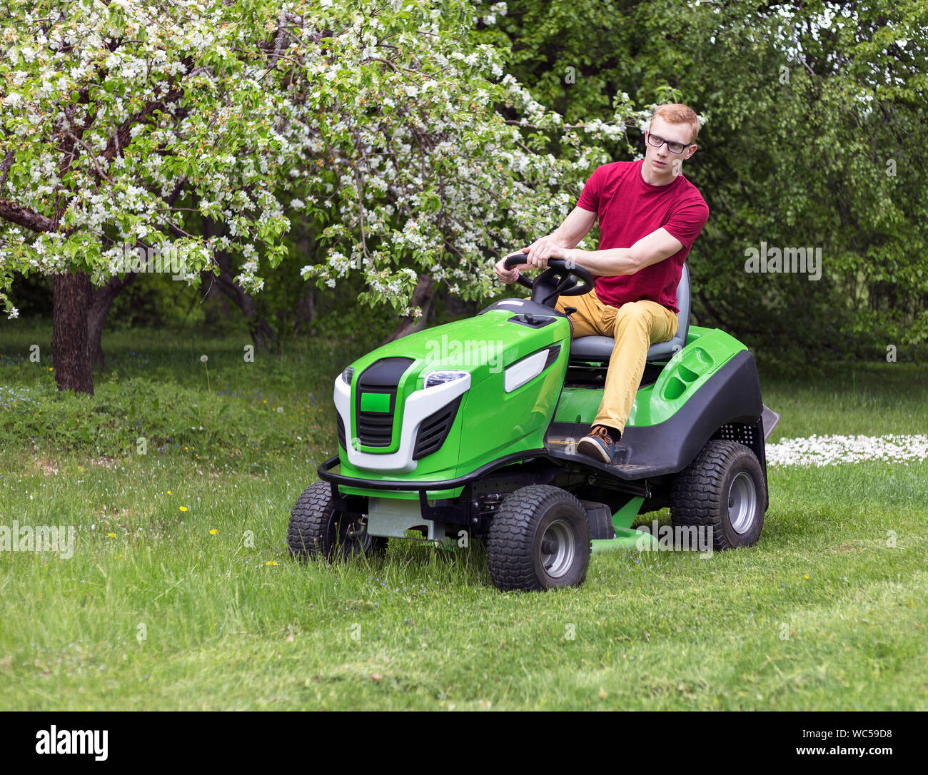 Grass with riding lawn mower hi-res stock photography and images - Alamy