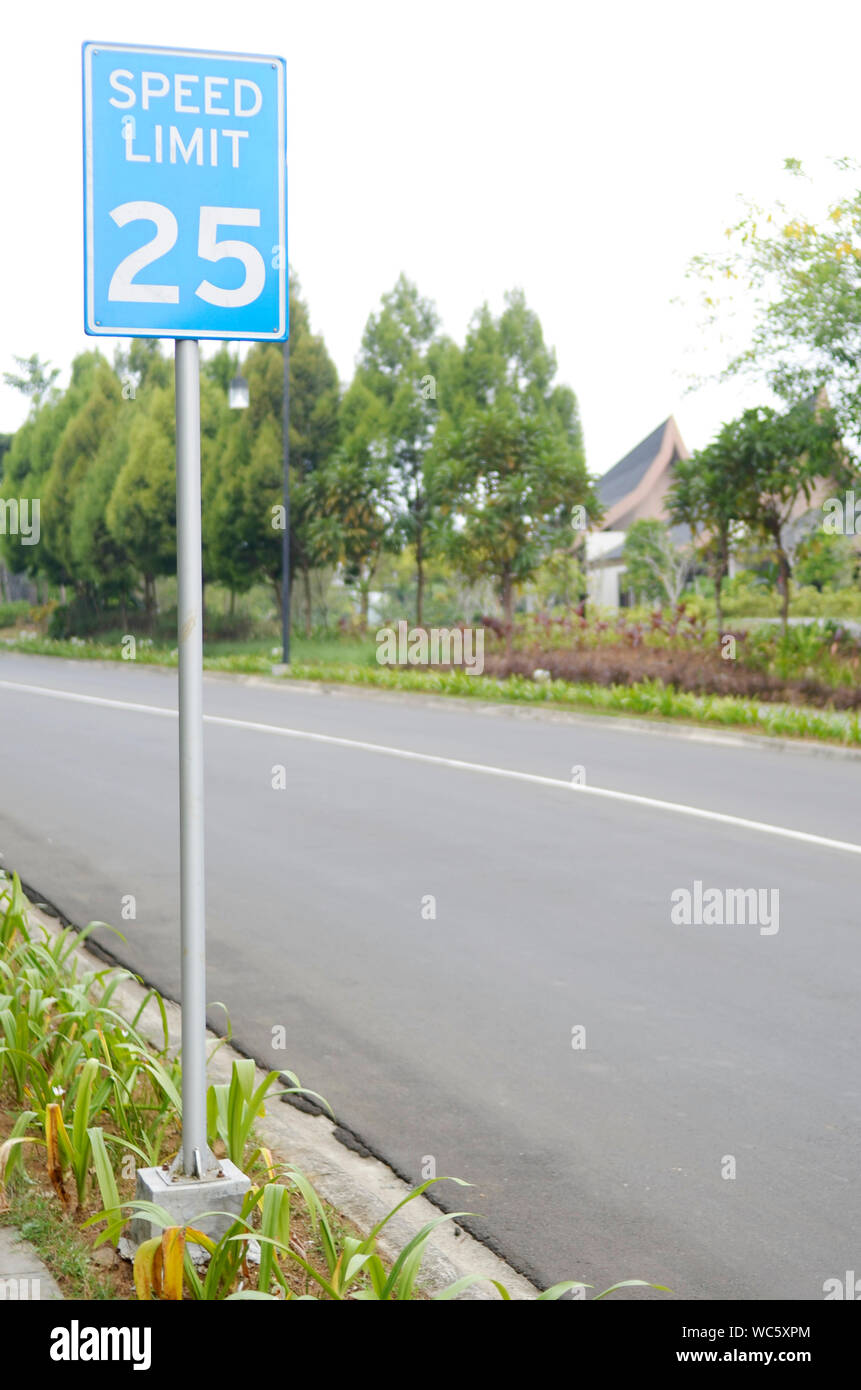 25 km sign hi-res stock photography and images - Alamy