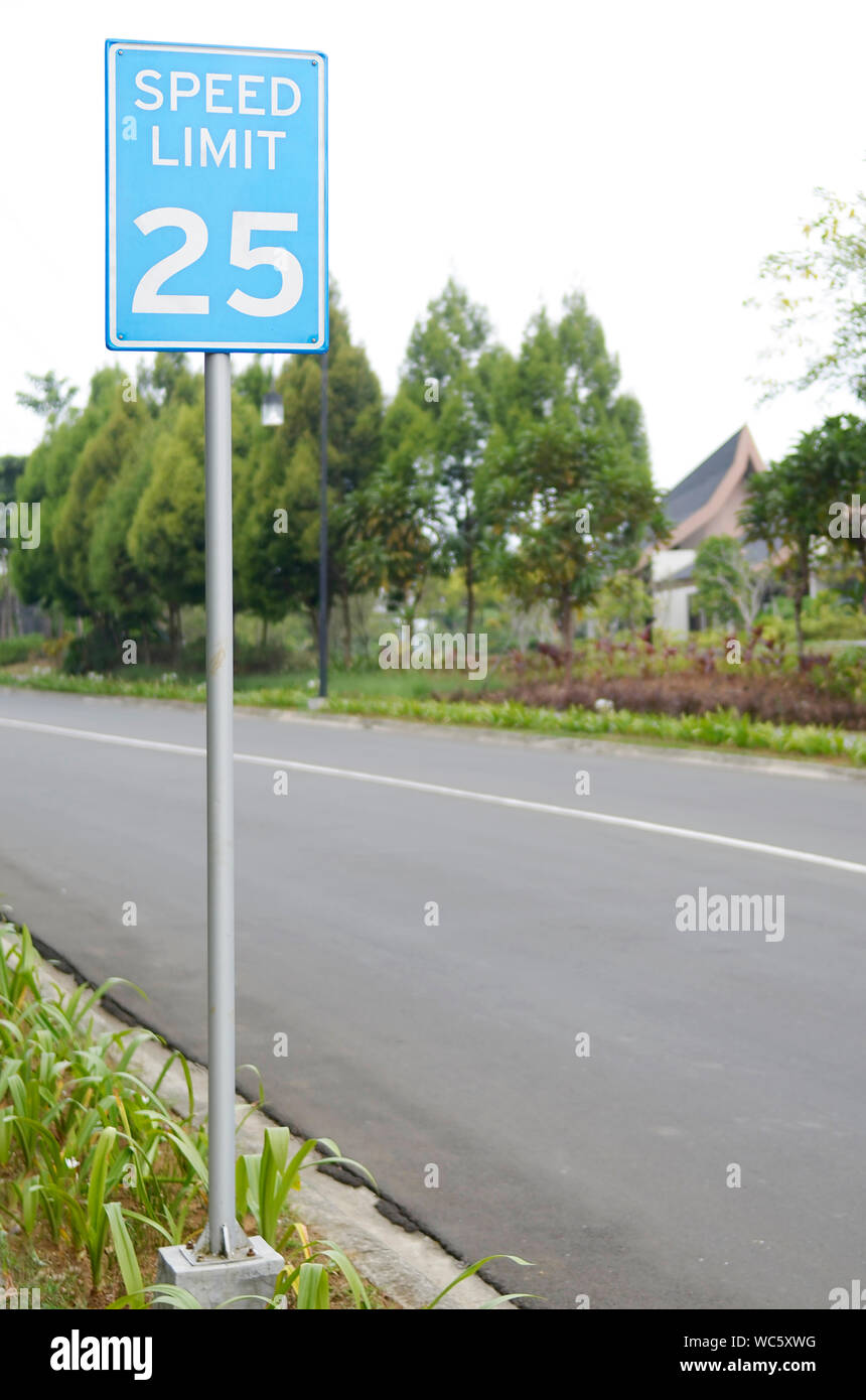 Signage speed limit for maximum 25 km / hour Stock Photo - Alamy