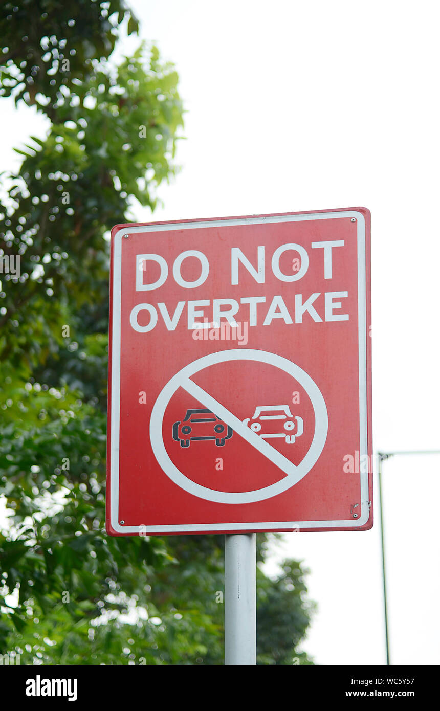 traffic sign board "do not overtake Stock Photo - Alamy