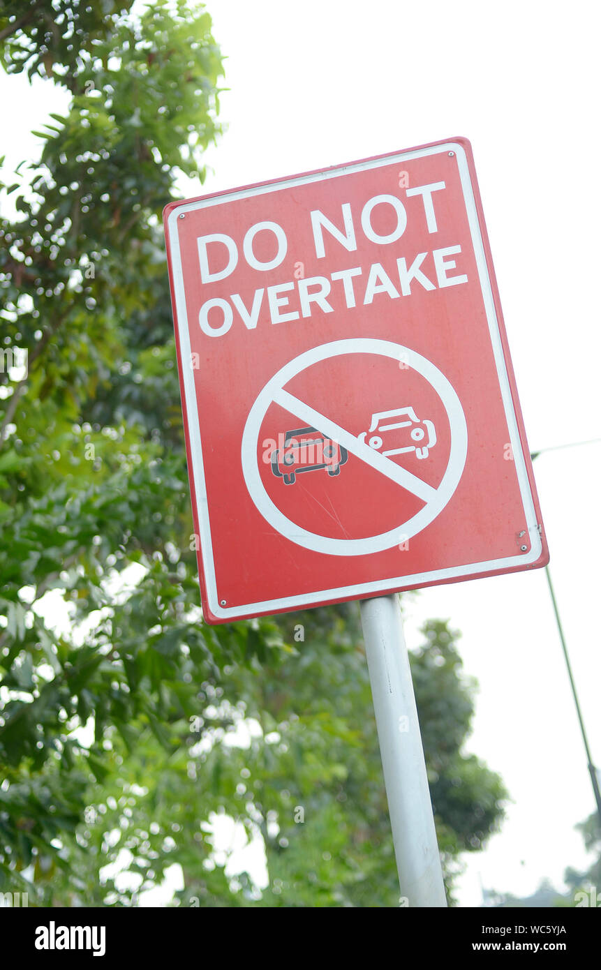 traffic sign board "do not overtake Stock Photo - Alamy