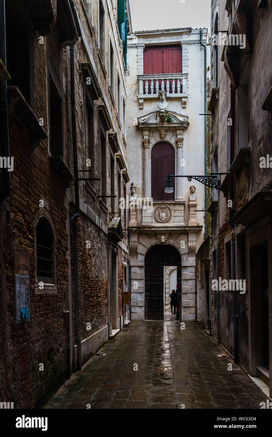 Narrow alley hi-res stock photography and images - Alamy