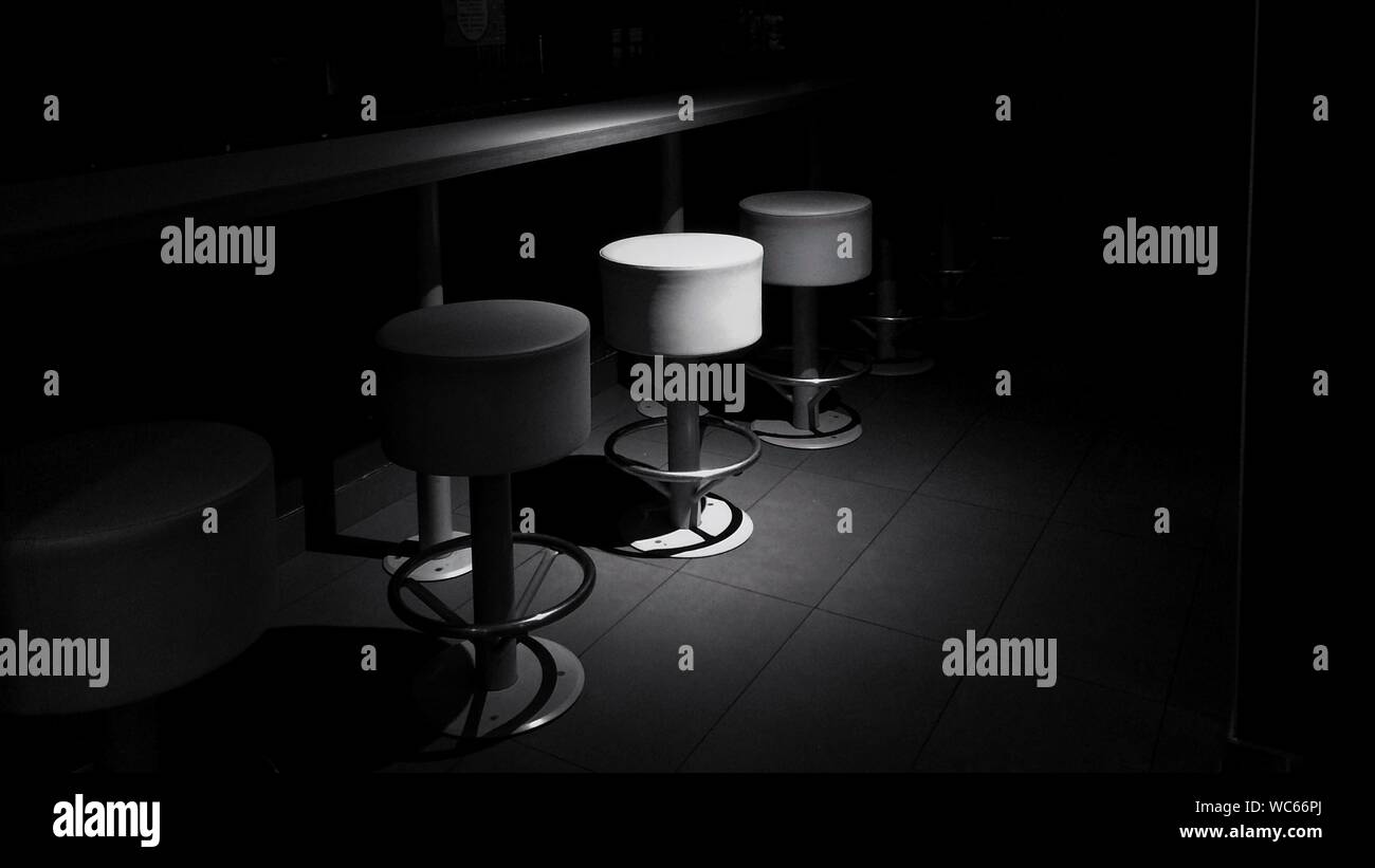 Empty bar bar hi-res stock photography and images - Alamy