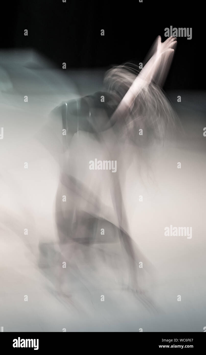 Multiple women dancing hi-res stock photography and images - Alamy