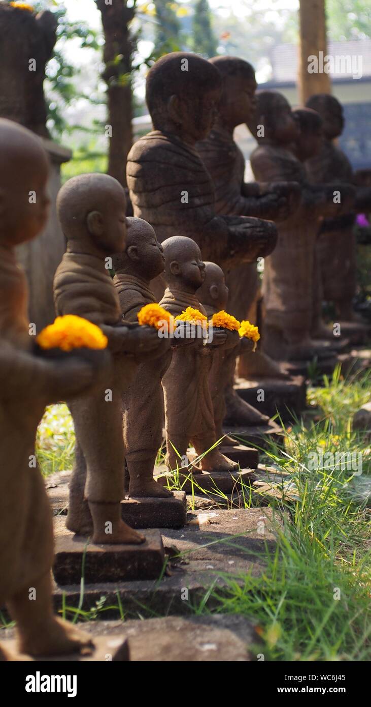 Row of statues hi-res stock photography and images - Alamy