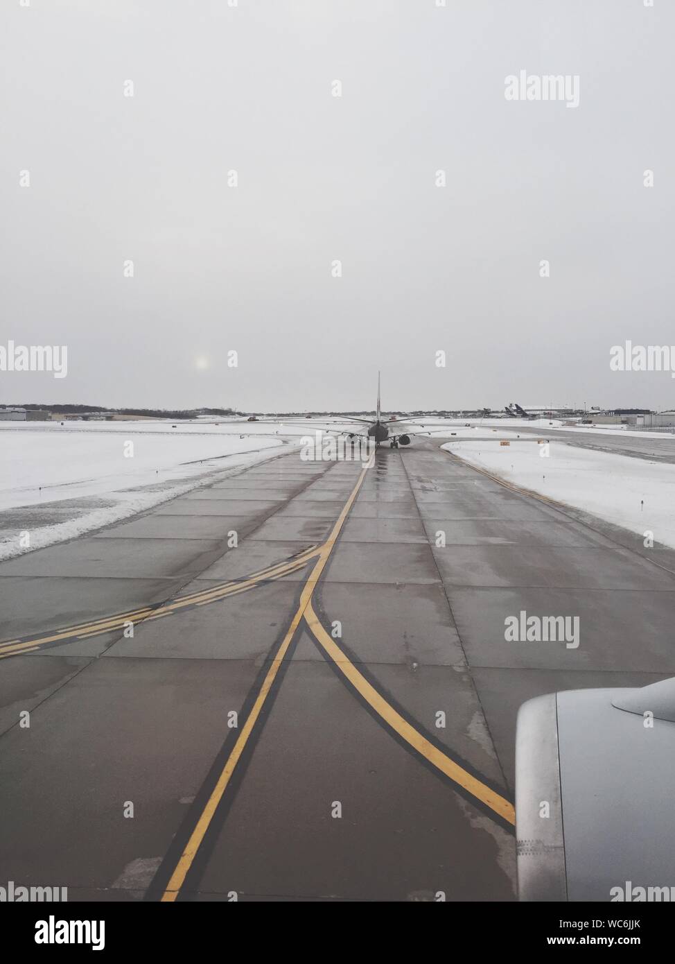 Snow on the runway hi-res stock photography and images - Alamy