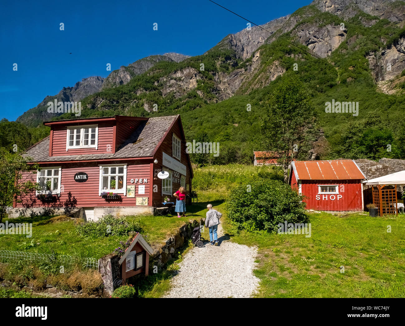 Rotes haus norwegen hi-res stock photography and images - Alamy