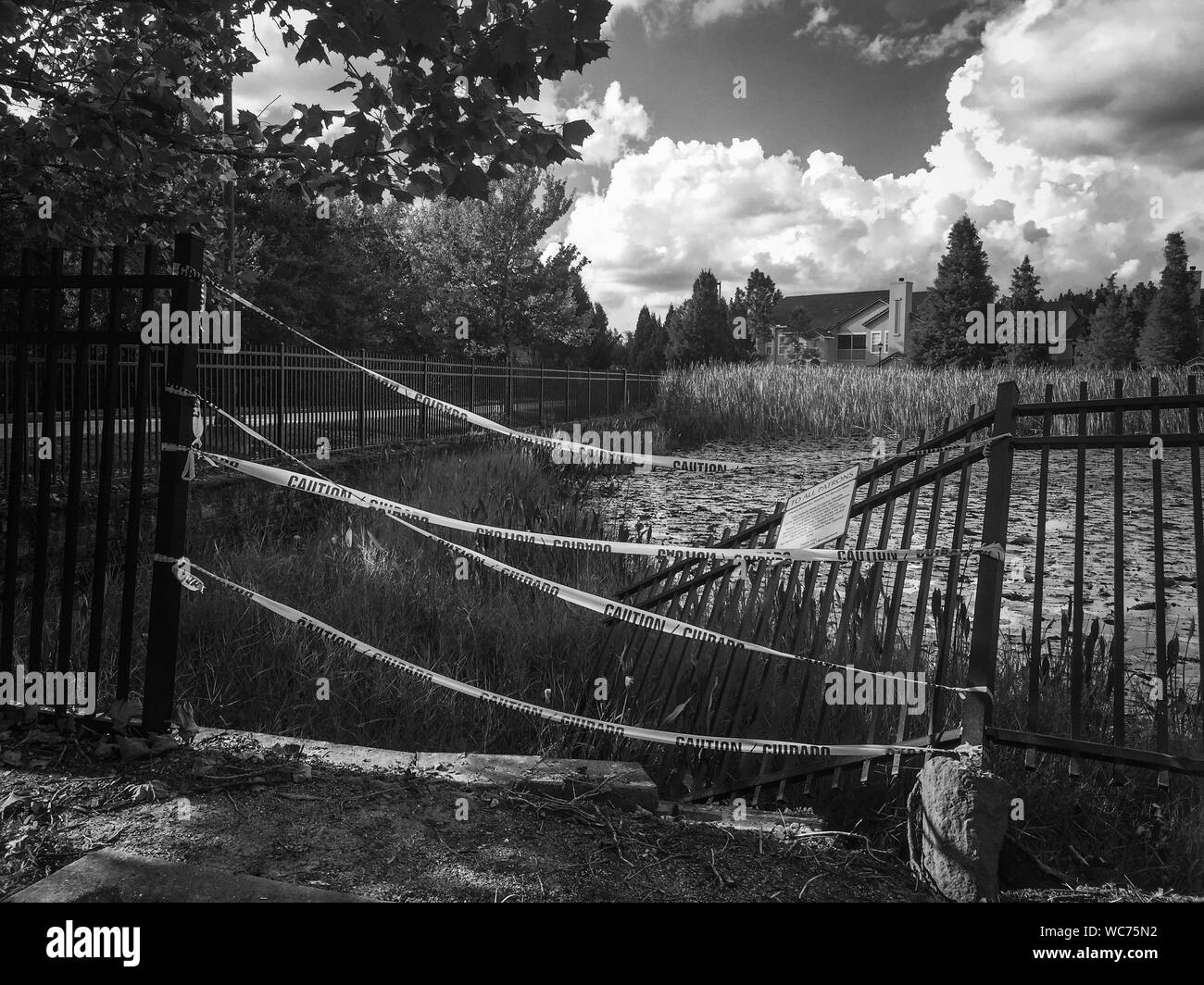 Cordon fence broken hi-res stock photography and images - Alamy