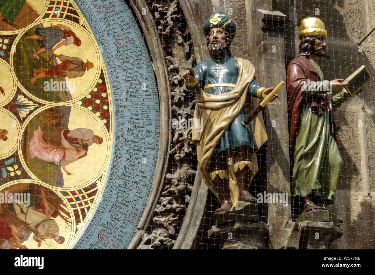 Statues clock hi-res stock photography and images - Alamy