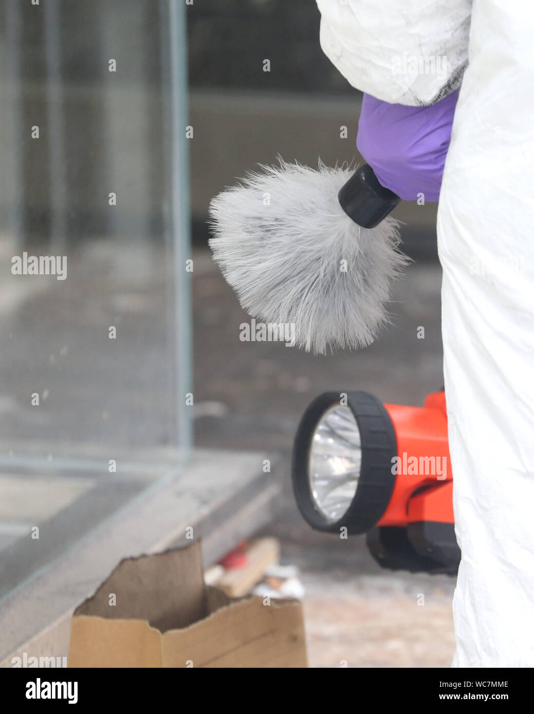 Police dusting fingerprints hi-res stock photography and images - Alamy