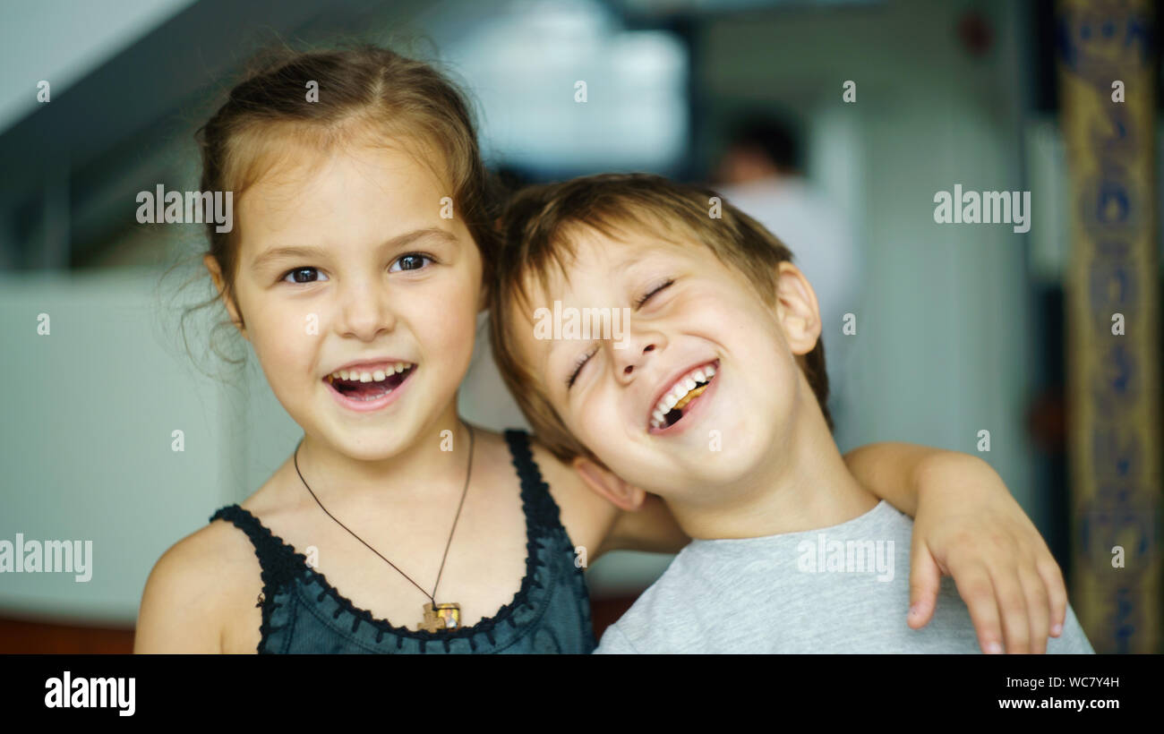 Smiling children hi-res stock photography and images - Alamy