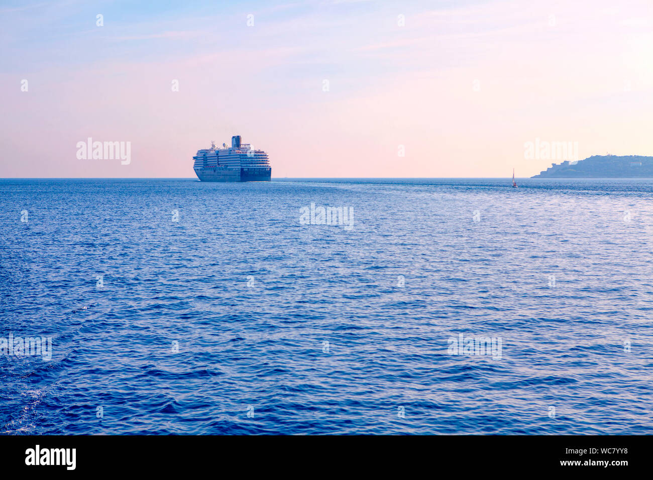 big cruise liner sailing on the horizon Stock Photo - Alamy