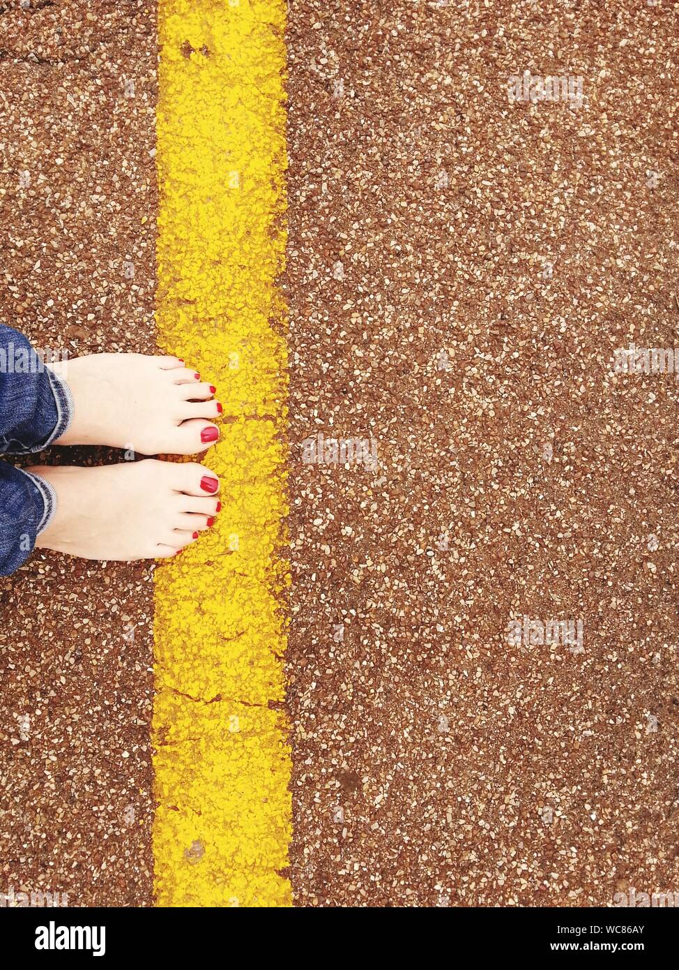 Yellow dividing line on asphalt hi-res stock photography and images - Alamy