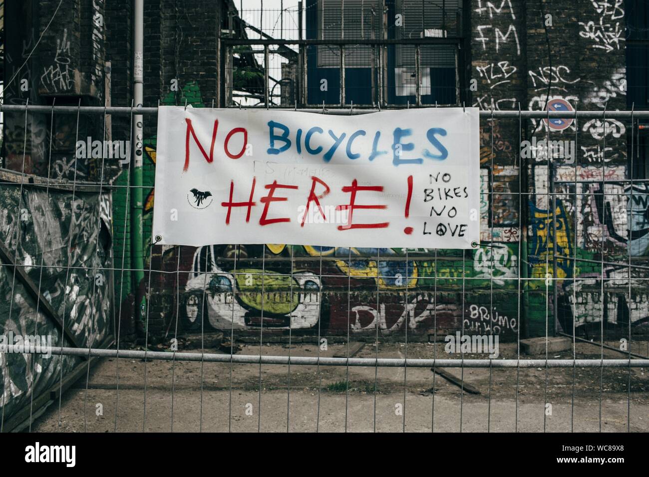 Warning sign on gate hi-res stock photography and images - Alamy