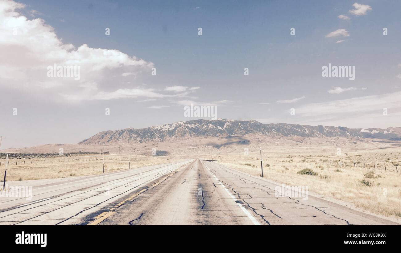 Desert empty road hi-res stock photography and images - Alamy