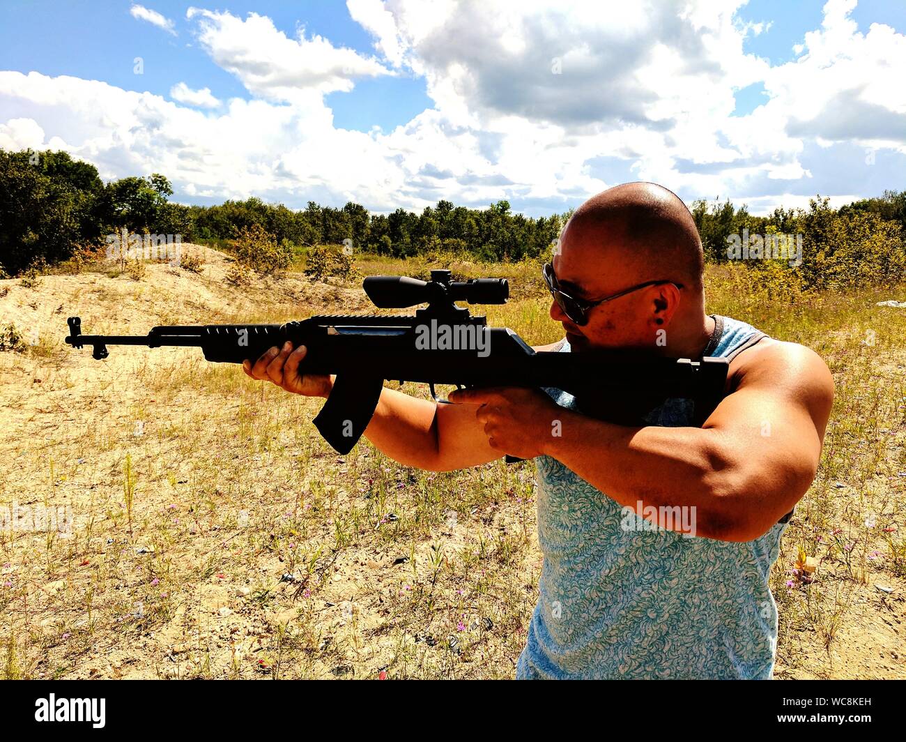 Man shooting a rifle hi-res stock photography and images - Alamy