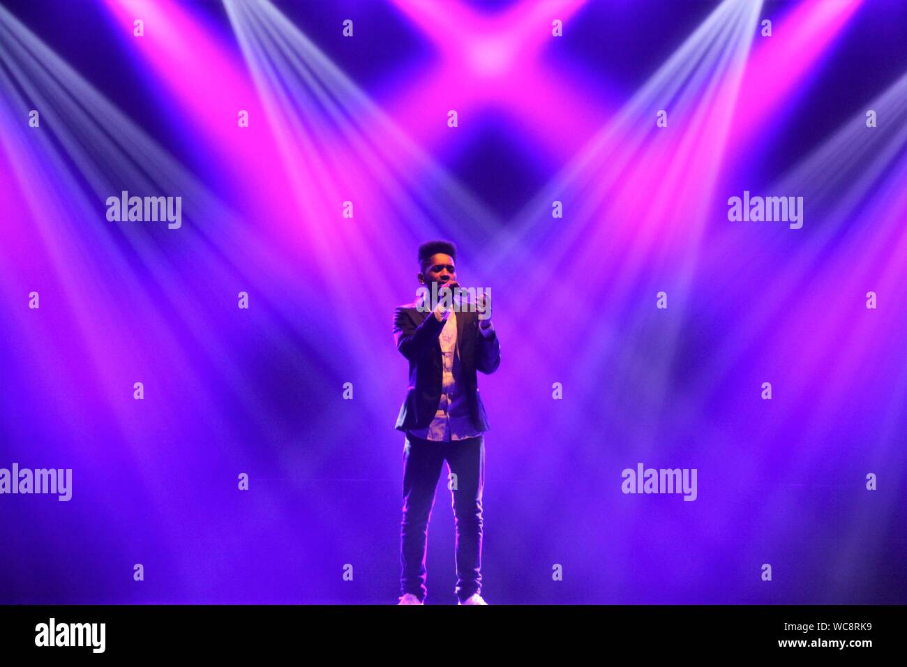 Singer singing stage light hi-res stock photography and images - Alamy
