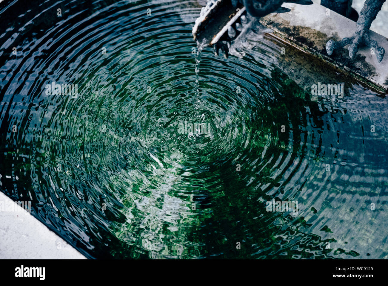 Water with basin hi-res stock photography and images - Alamy