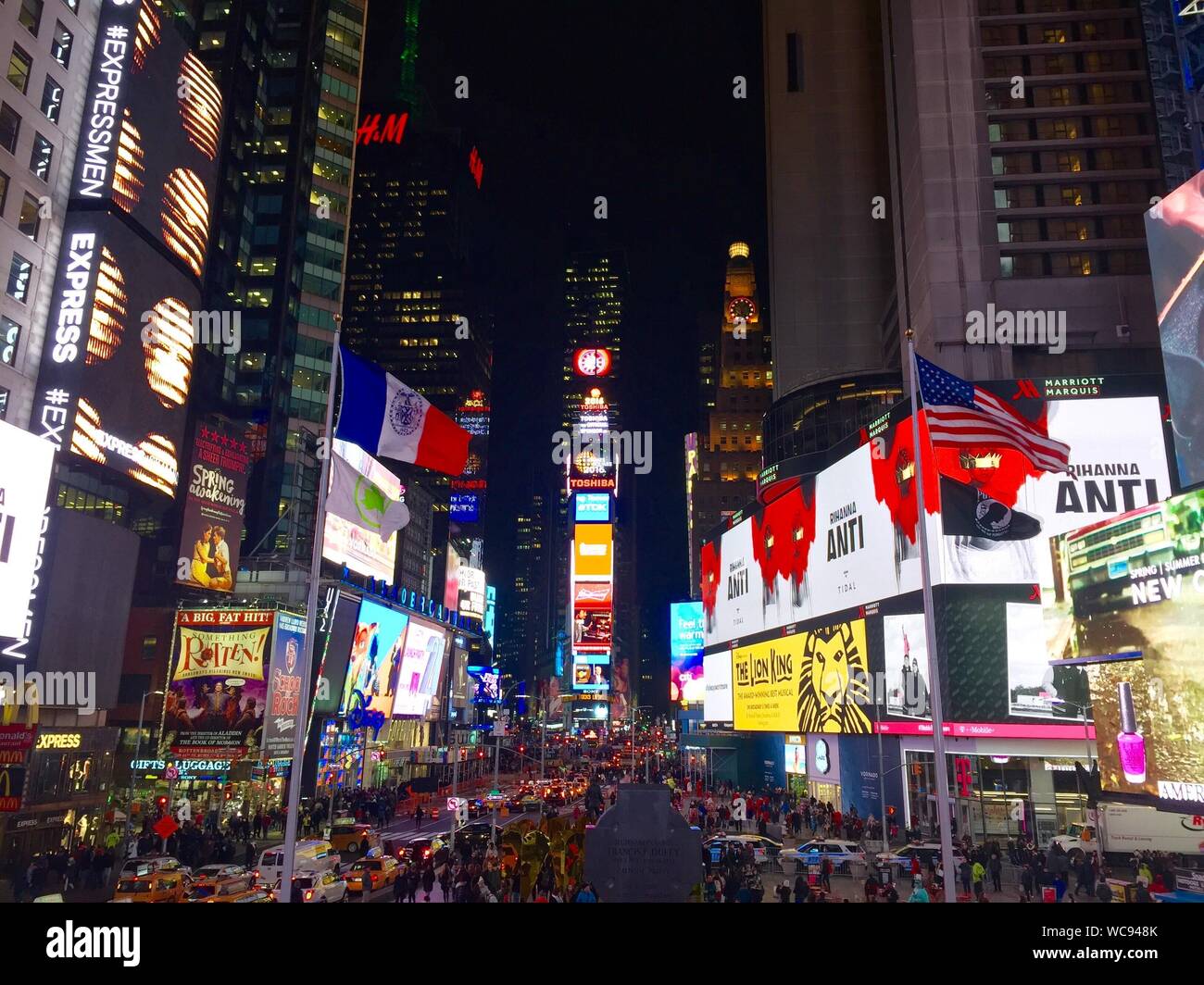 Lit square hi-res stock photography and images - Alamy