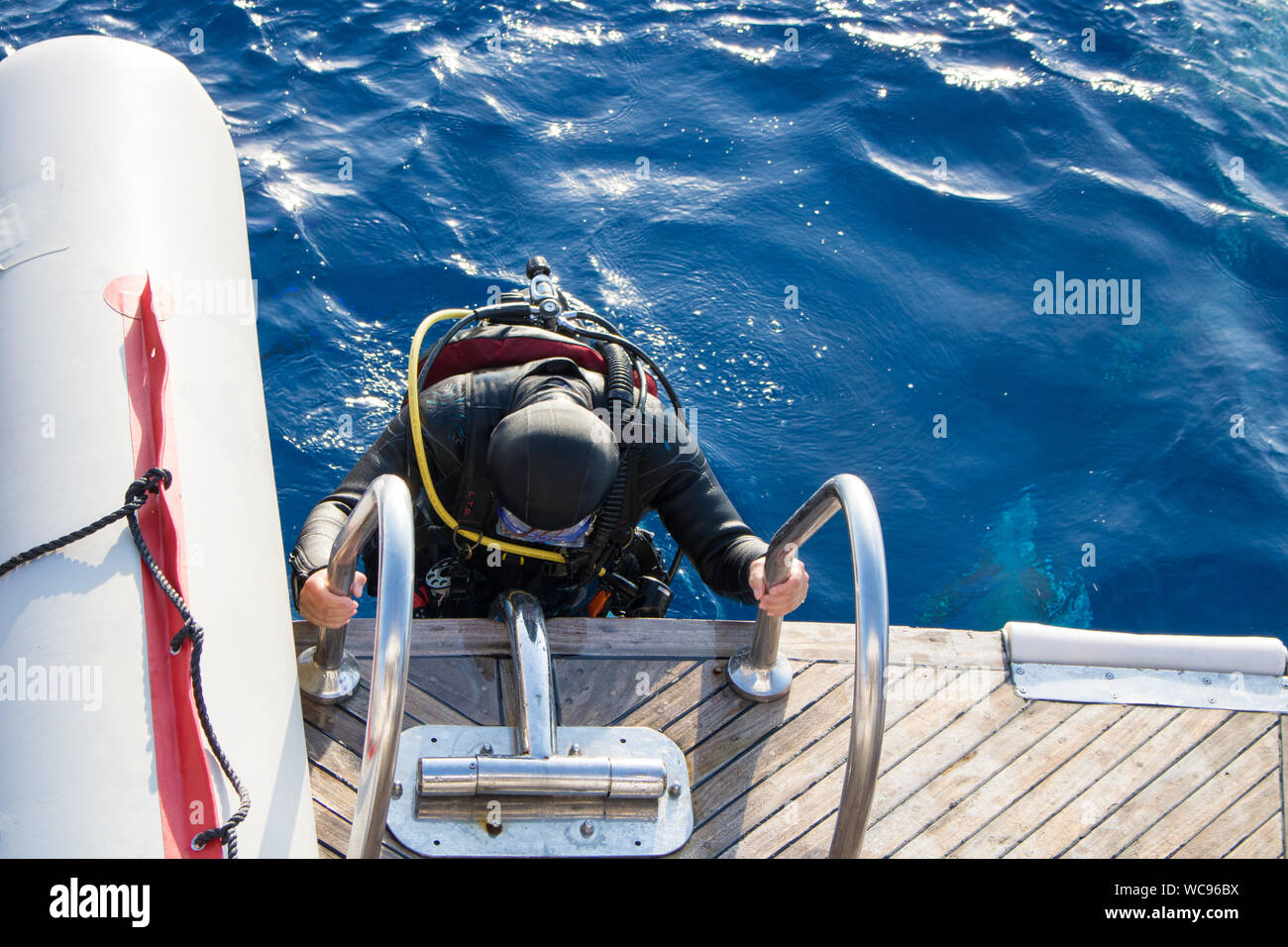 Scuba nature boat hi-res stock photography and images - Alamy