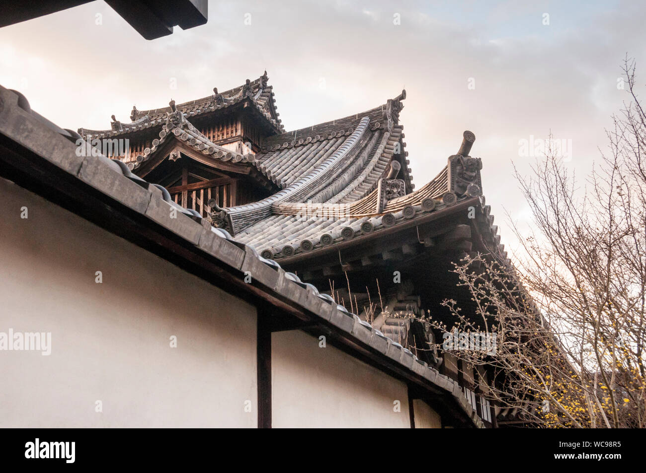 Japanese roof styles hi-res stock photography and images - Alamy