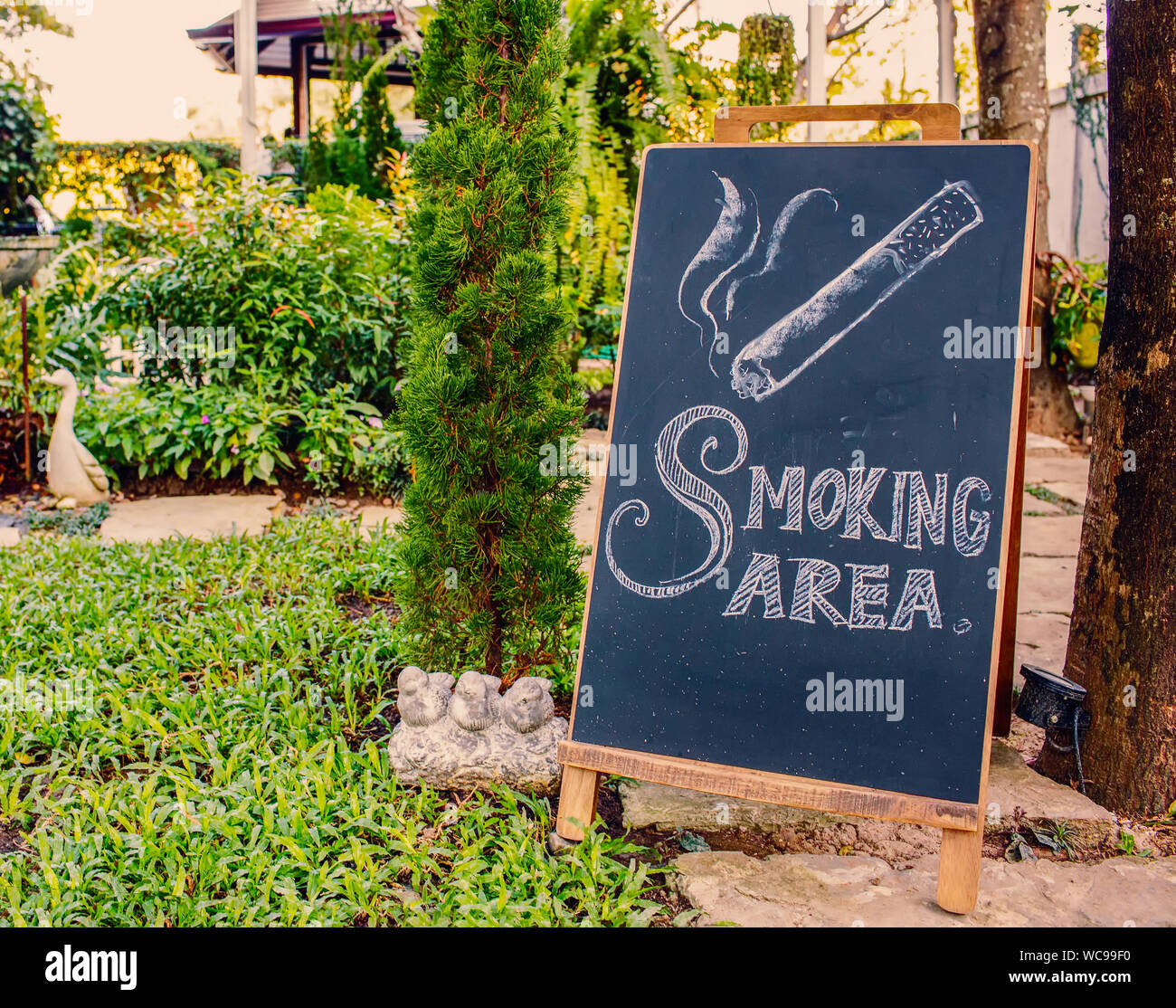 Smoking sign board hi-res stock photography and images - Alamy