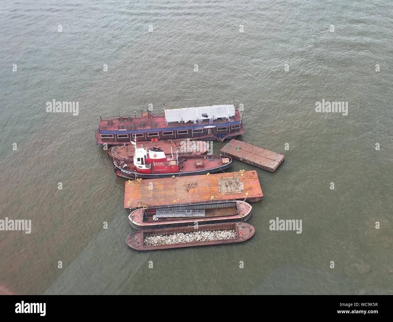 Thames river platform hi-res stock photography and images - Alamy