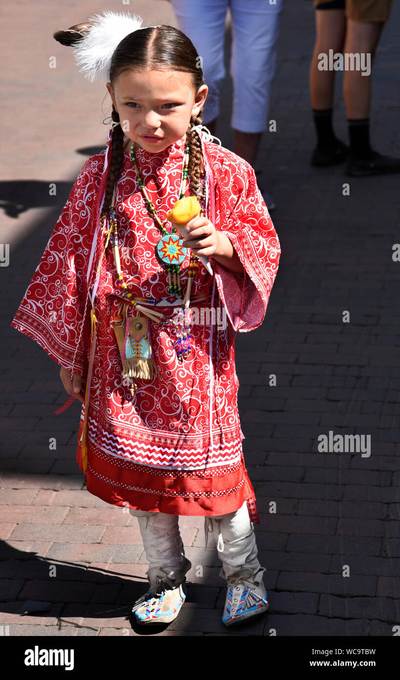 A Native American child wears traditional Native attire at the annual ...