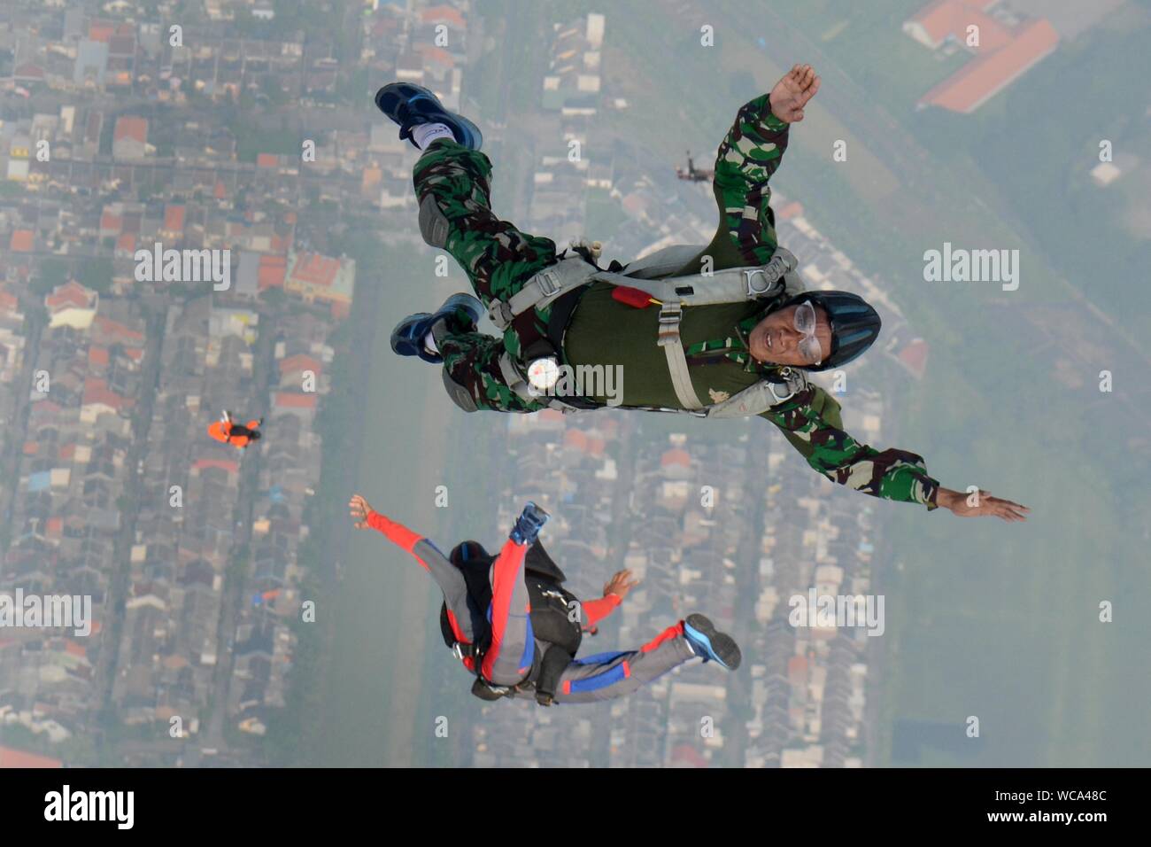 Soldiers falling hi-res stock photography and images - Alamy
