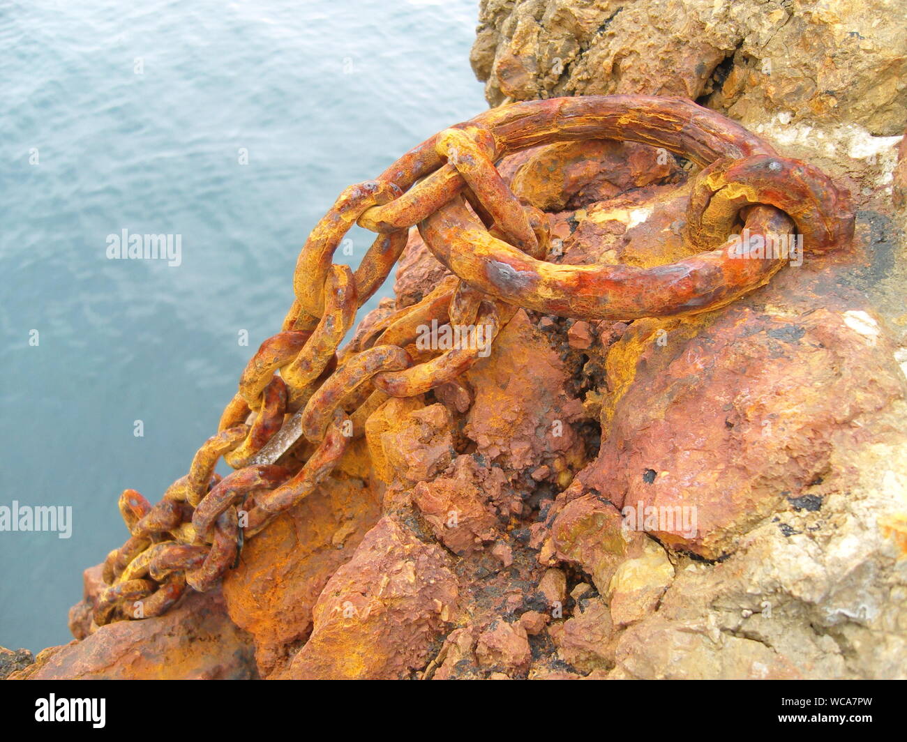 Rope tied to chain hi-res stock photography and images - Alamy