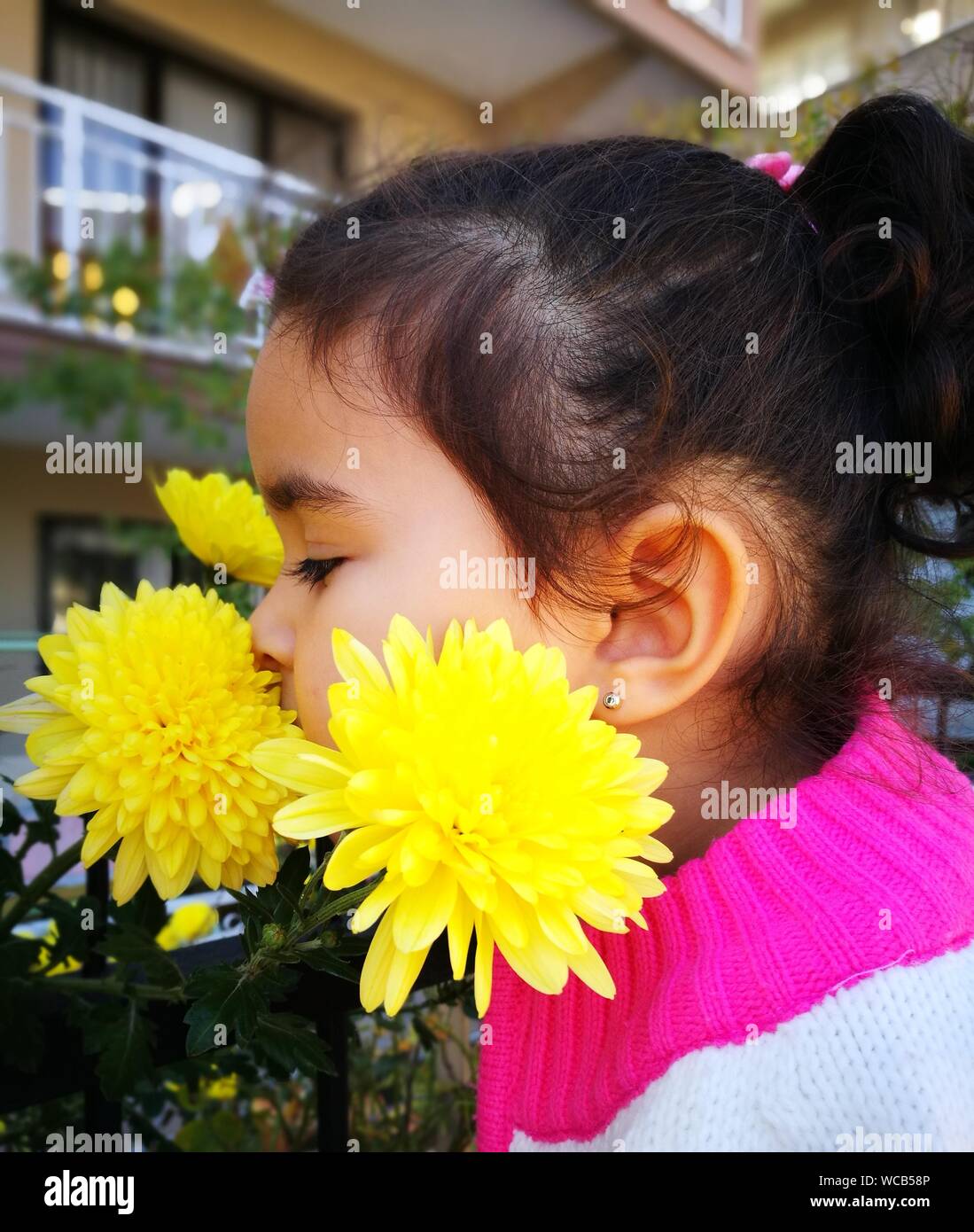 Baby smelling flower hi-res stock photography and images - Alamy