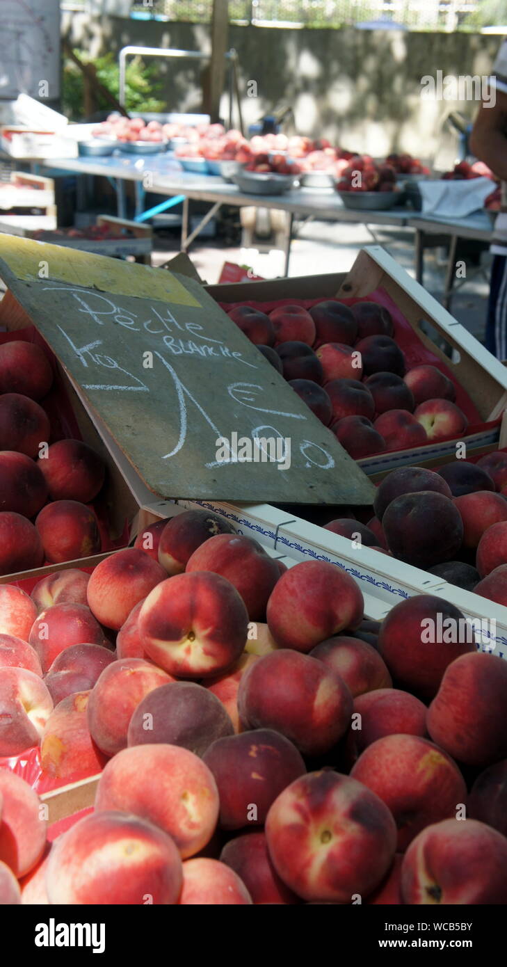 Each peach market hi-res stock photography and images - Alamy