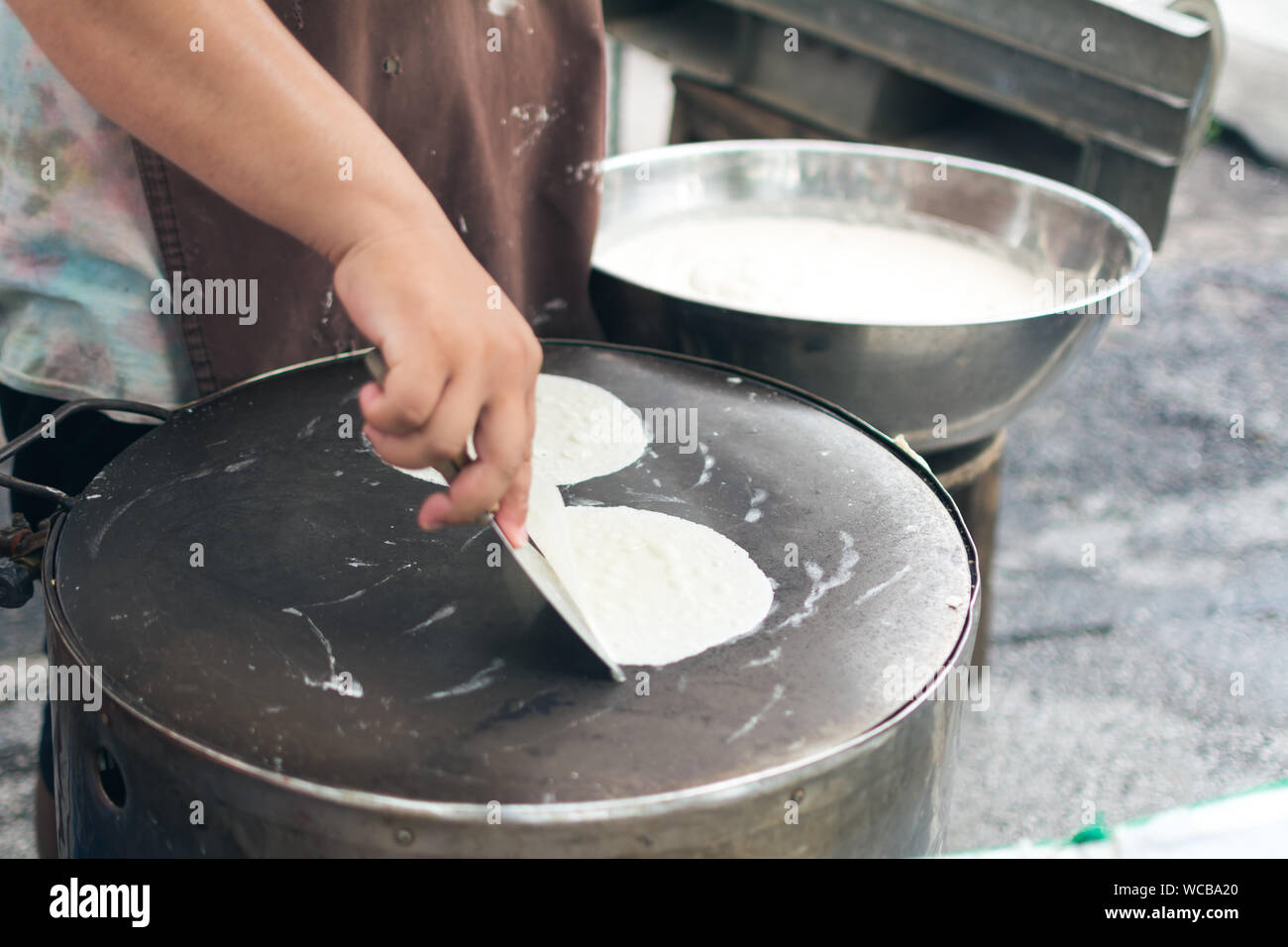 Pouring batter hi-res stock photography and images - Alamy