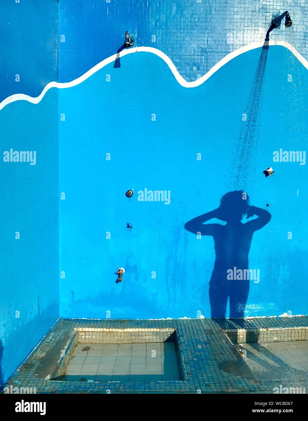 Men in shower hi-res stock photography and images - Alamy