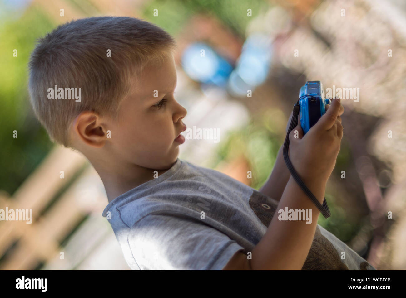 Camera tilt up hi-res stock photography and images - Alamy