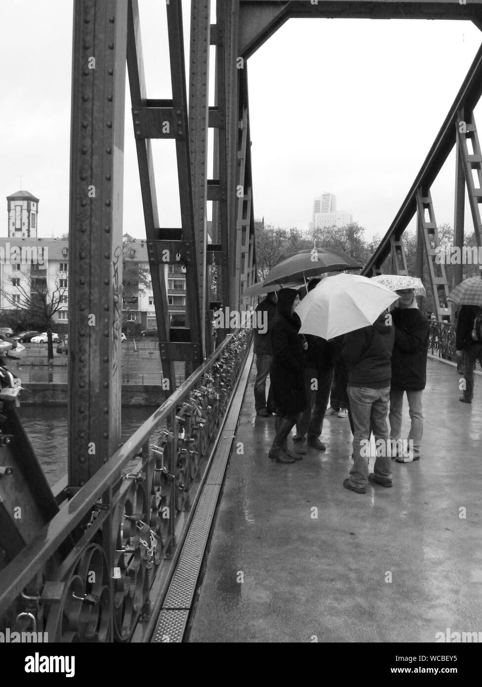 Bridge rain hi-res stock photography and images - Alamy