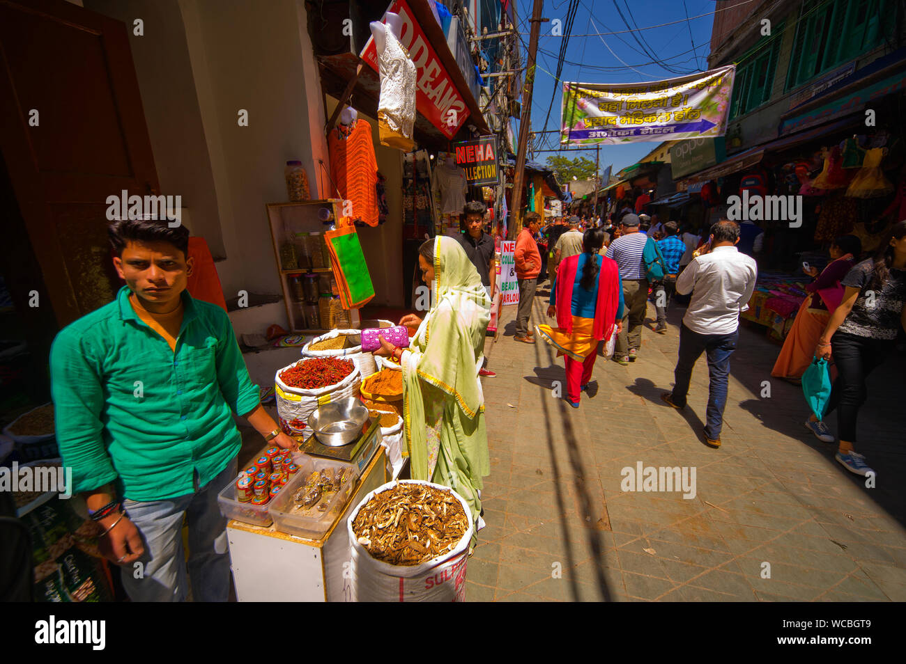Busy market scene hi-res stock photography and images - Alamy