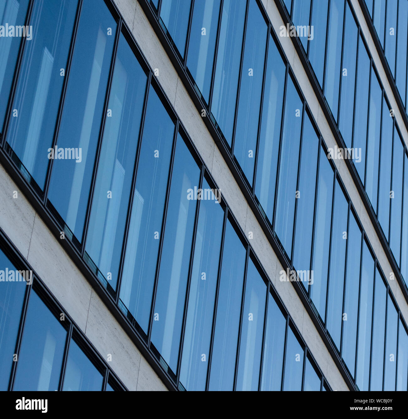 Full office building hi-res stock photography and images - Alamy