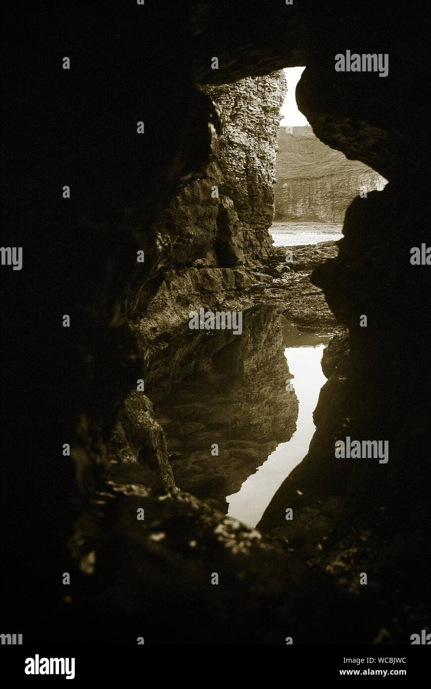 Water cave entrance hi-res stock photography and images - Alamy